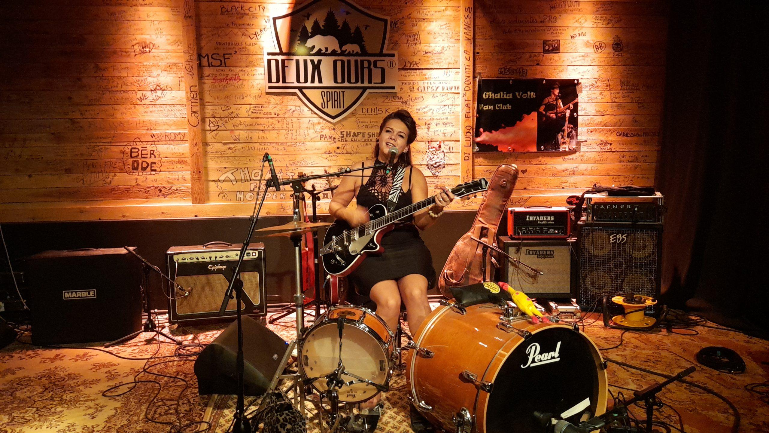 Ghalia Volt aux Deux Ours – One Woman band…Wouah ! - Music In Belgium